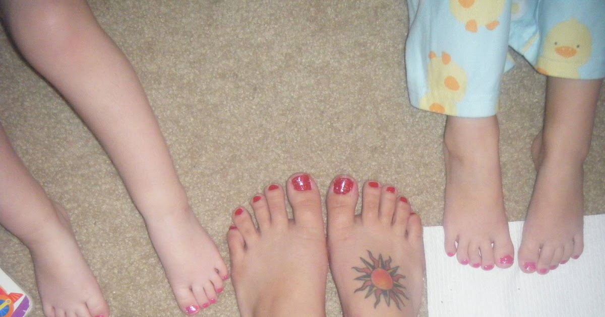 Pretty much the coolest family EVER: Painted toes!!