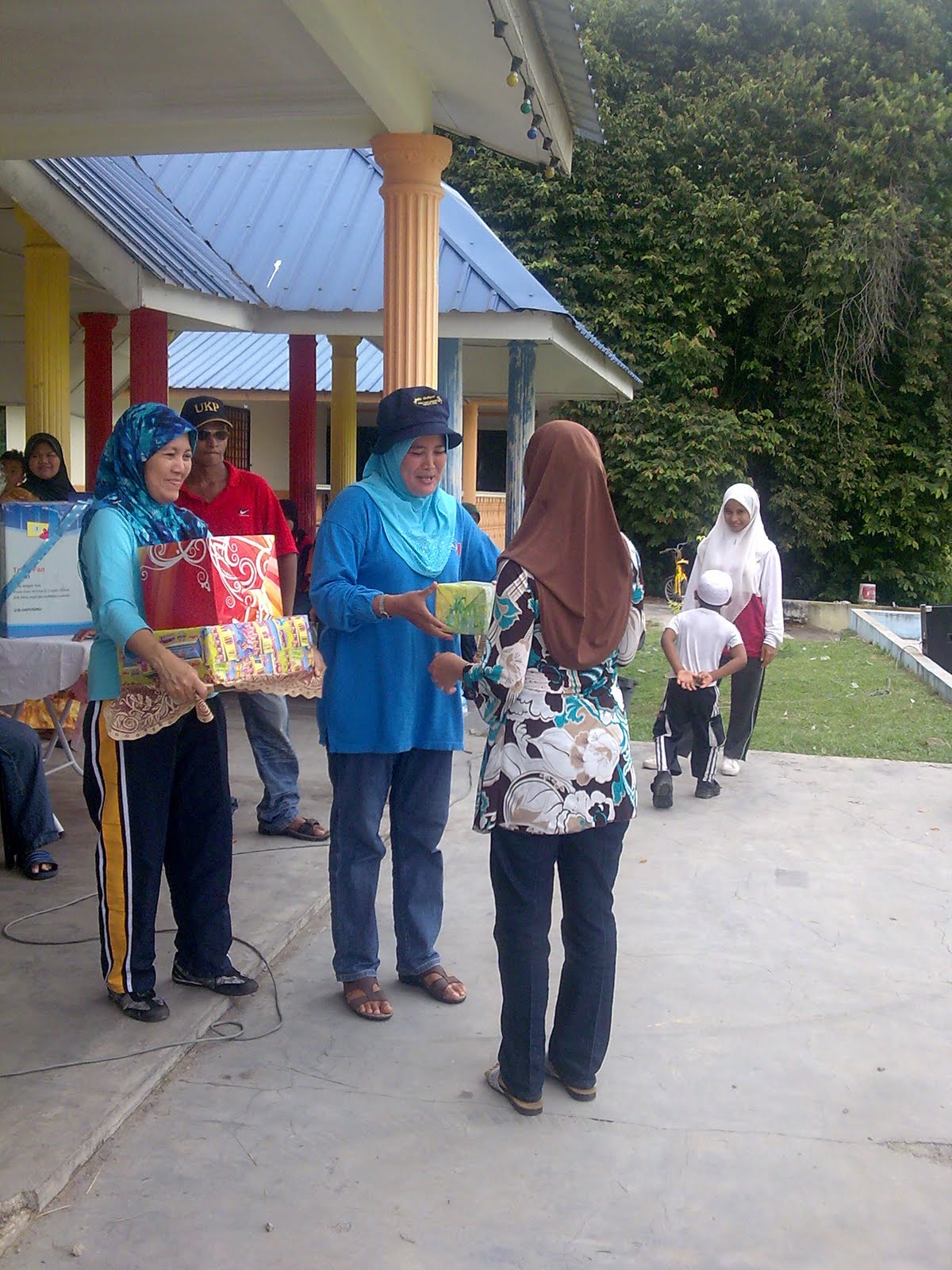 PENGERUSI DIJEMPUT UNTUK MENYAMPAIKAN HADIAH KEPADA PEMENANG.