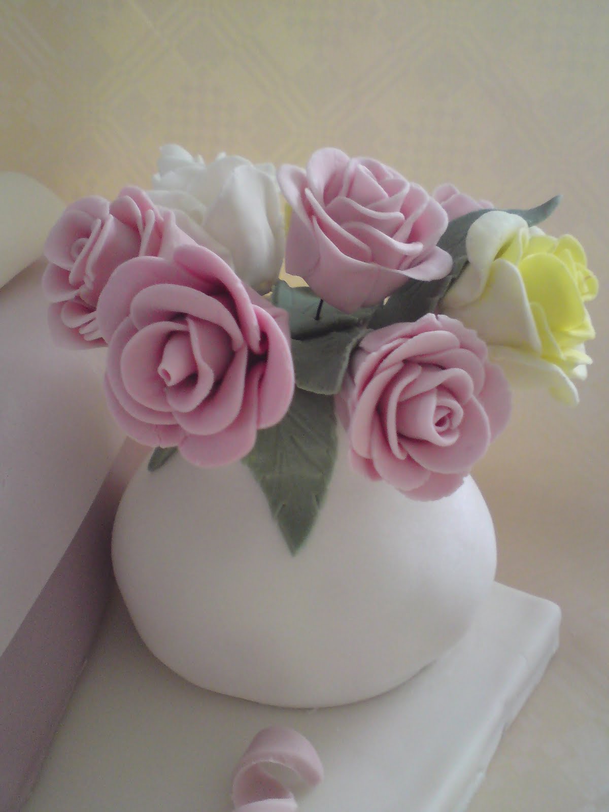 Constellation Creations: Giftbox and vase cake.