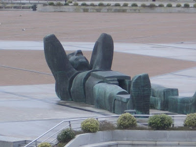 Iniciarte: O Atlante, unha escultura de Paco Leiro en Sanxenxo