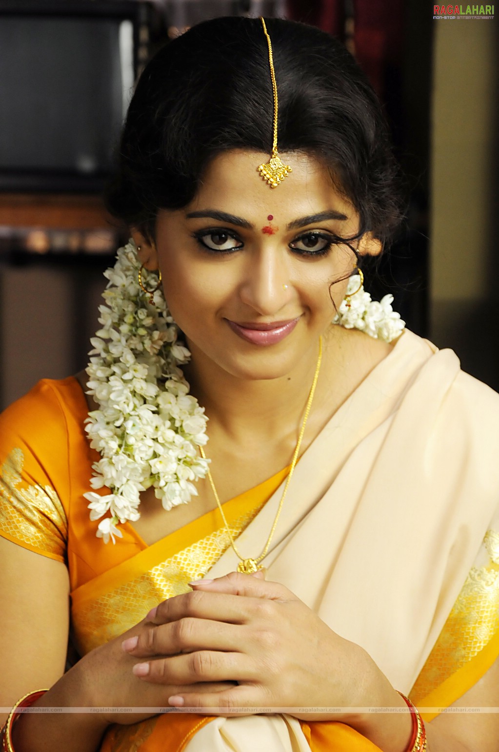 Tollywood Aunties and Actresses: Awesome Anuska sensuious in saree