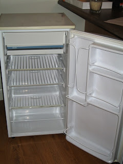 good sales: White GE medium-sized fridge ($40 or Neg.)