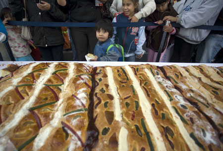 Amaze Pics & Vids: World’s Biggest Sweet-Bread, Mexico Sets World Record...