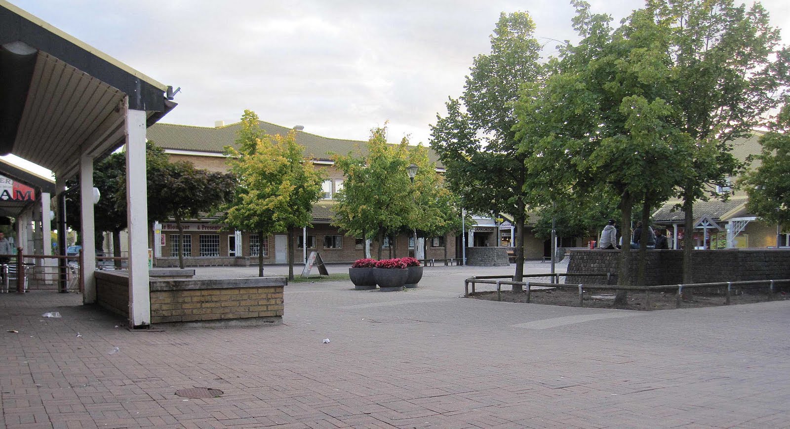 Oxie i världen: Stationsbyggnaden, moppar och försvunnen katt