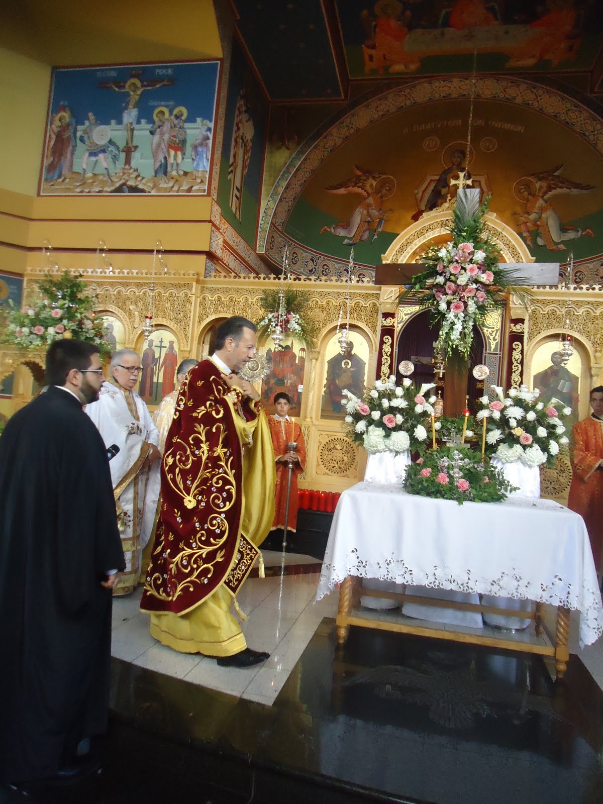 Justine's Blog: Η Υψωση του Τιμίου Σταυρού στο Λαβάλ με πατερούλη