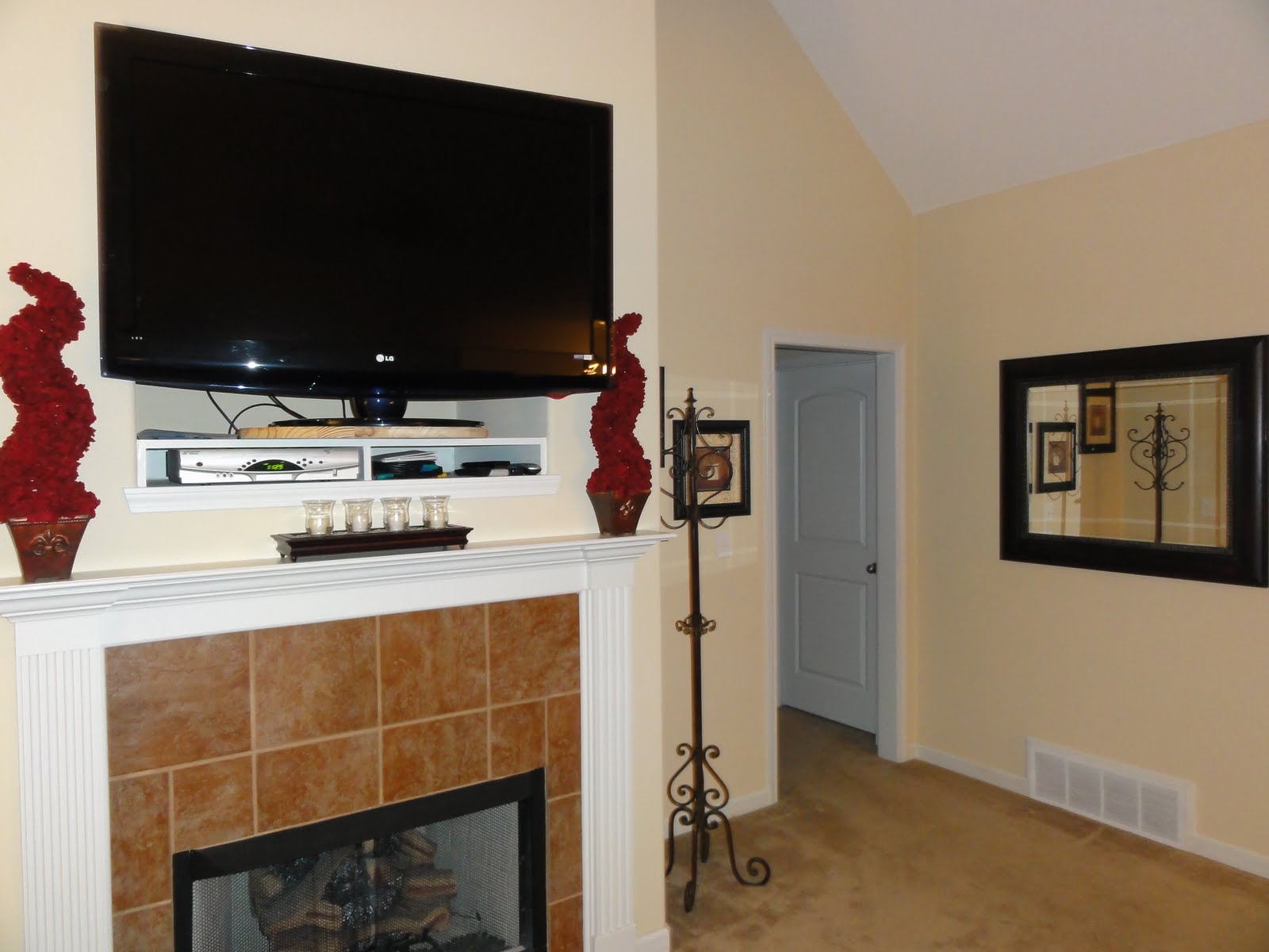 Cheri Quite Contrary: Ingenious TV Nook Idea