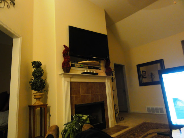 Cheri Quite Contrary: Ingenious TV Nook Idea