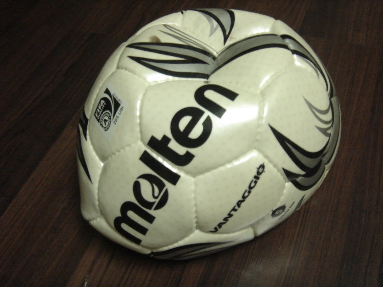 one_sports@hotmail.com: Molten Ball