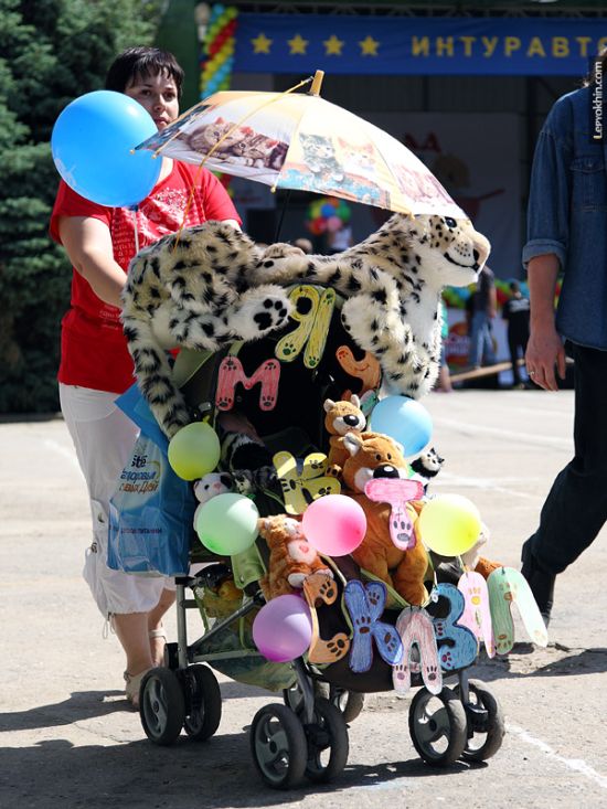Funny Free Pics: Custom Strollers Parade In Russia
