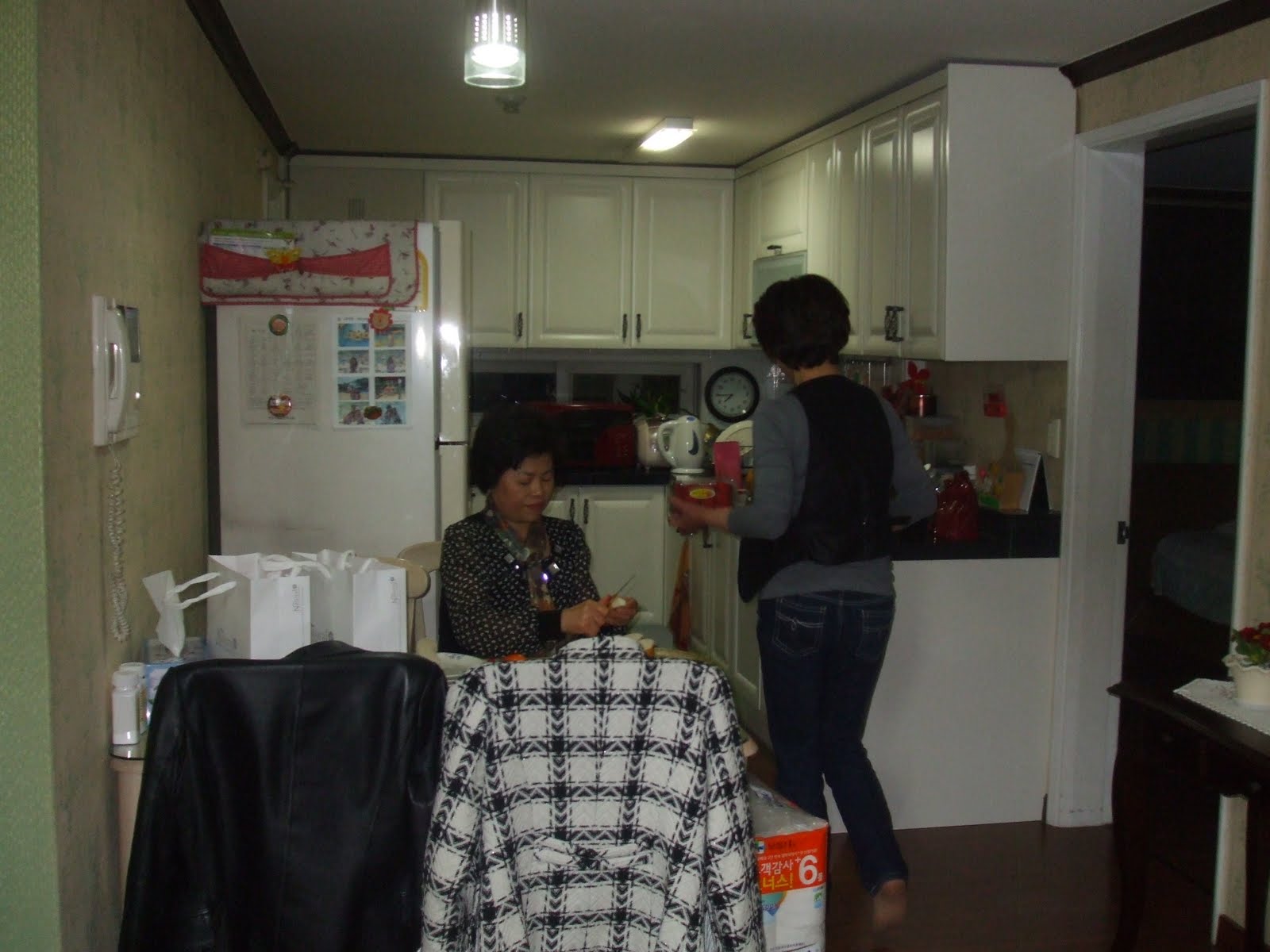 HOLT KOREA 김 창 희 LOVE IN ACTION: TYPICAL KOREAN HOME