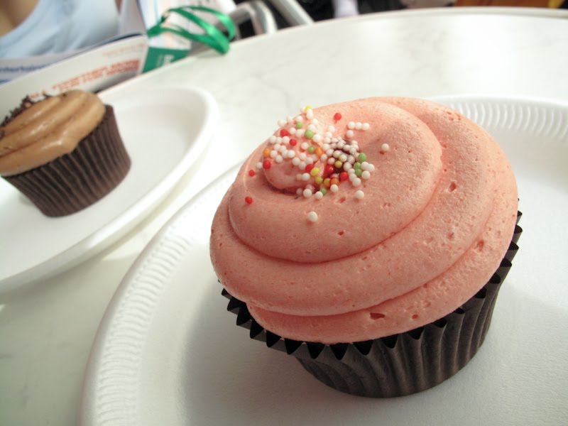 Jules eating guide to Malaysia & beyond: Our first cupcakes in Abu ...