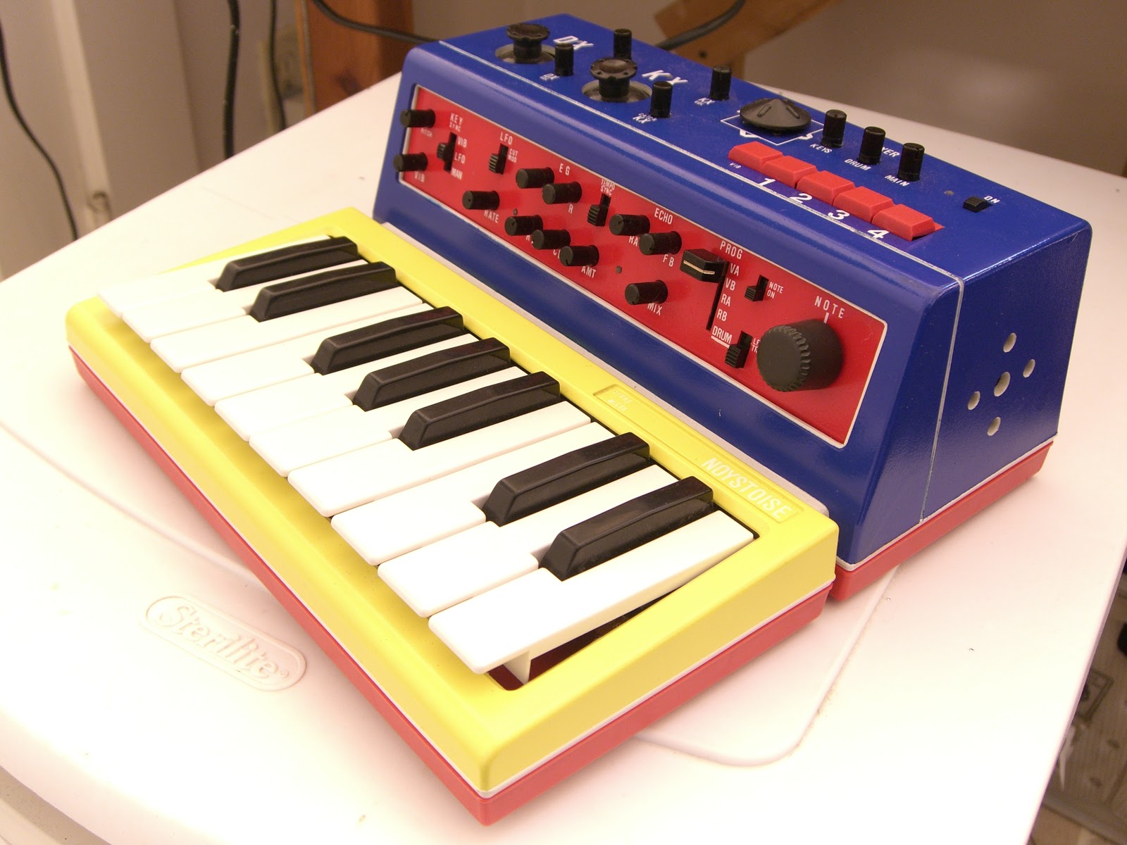 NOYSTOISE: "Light Miles" toy synth