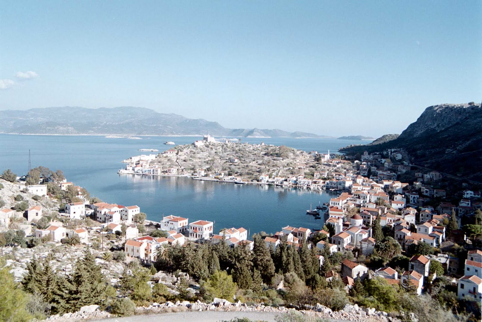 ΑΛαΛΑΖΟΝΤΑ ΤΟΠΙΑ: Οι θησαυροί της άγονης γραμμής