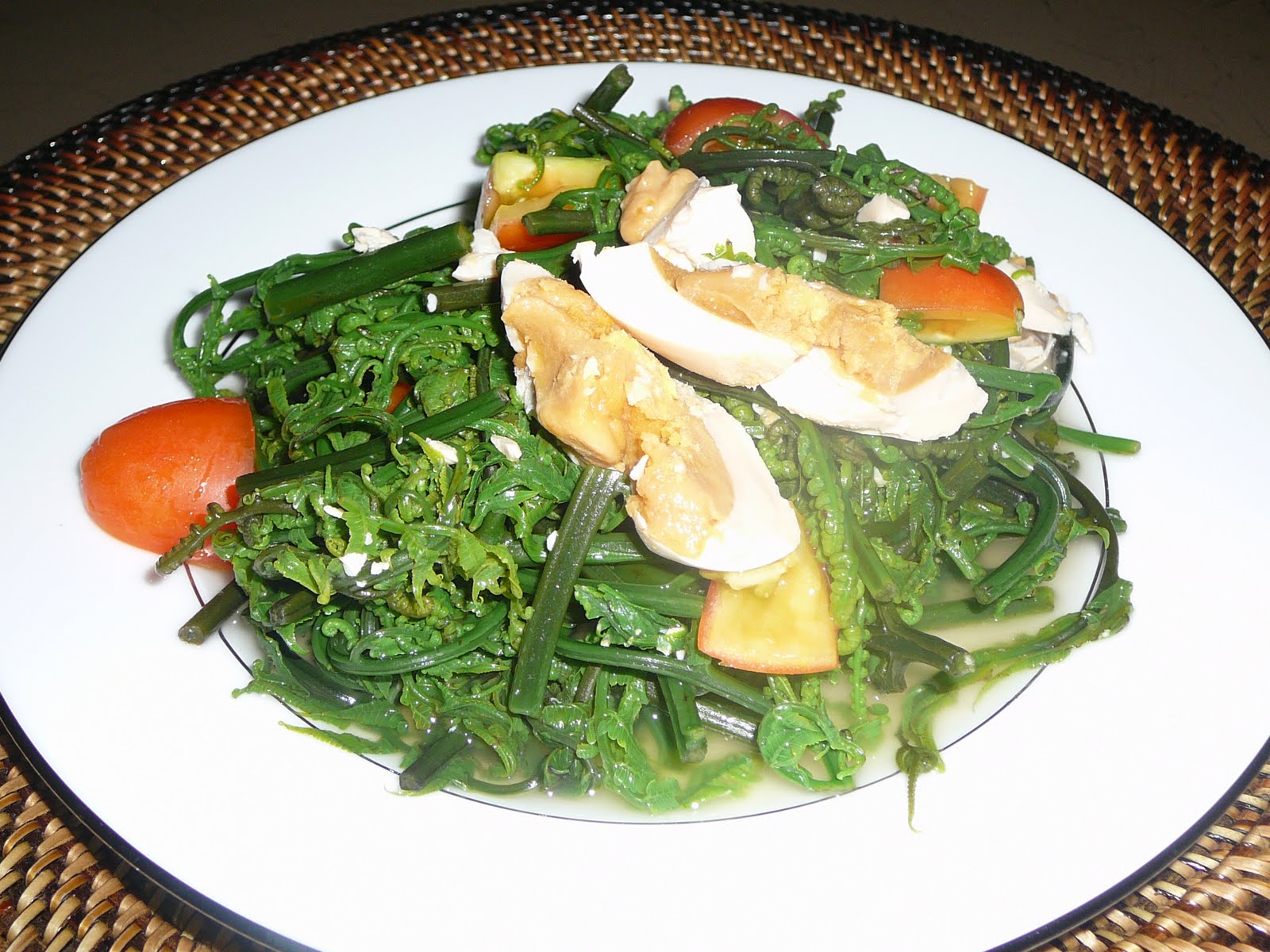an amateur's little kitchen: FRESH PAKU (FERN) FILIPINO SALAD
