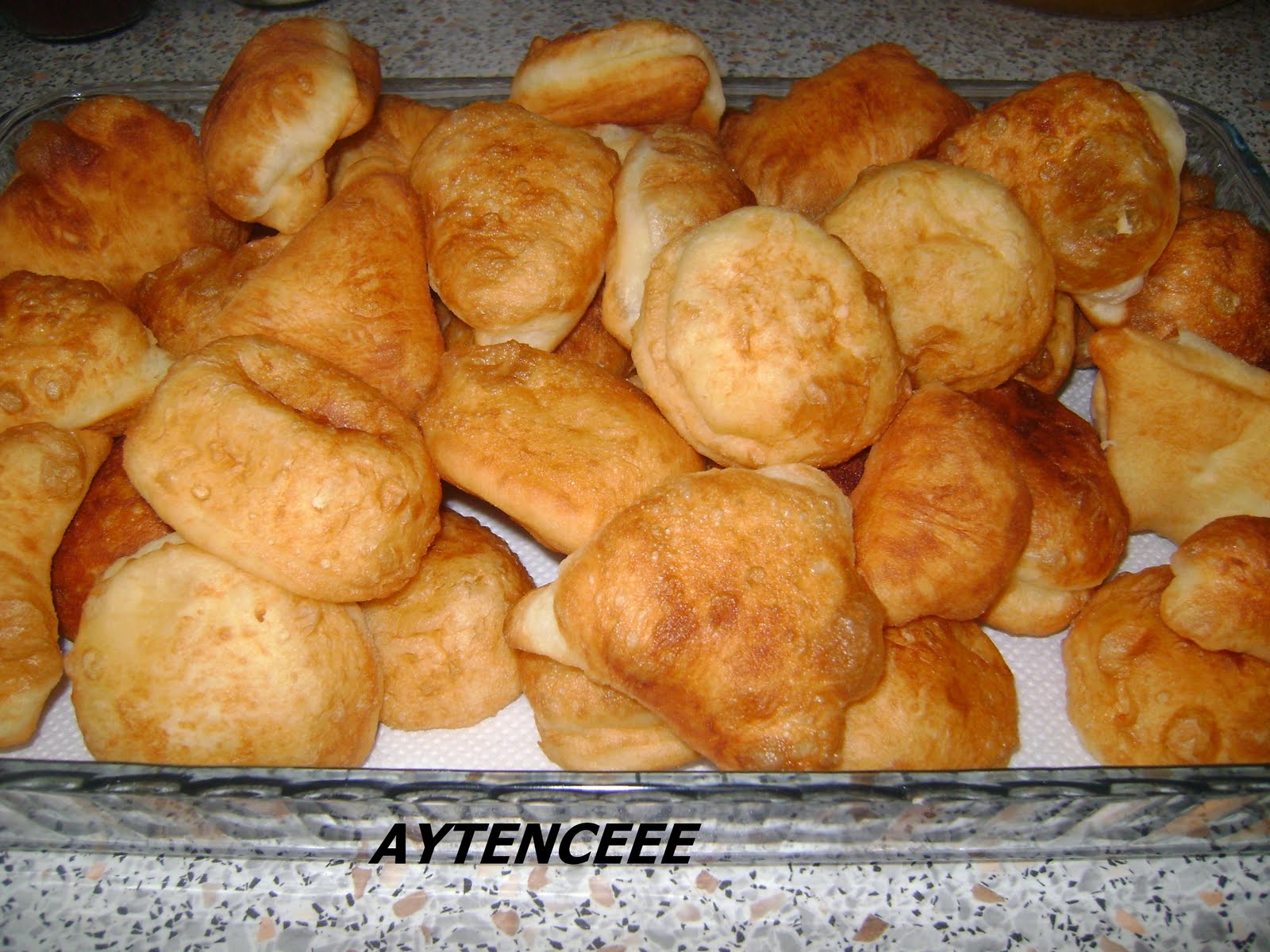 Aytence Tarifler: KARBONATLI HAMUR KIZARTMASI