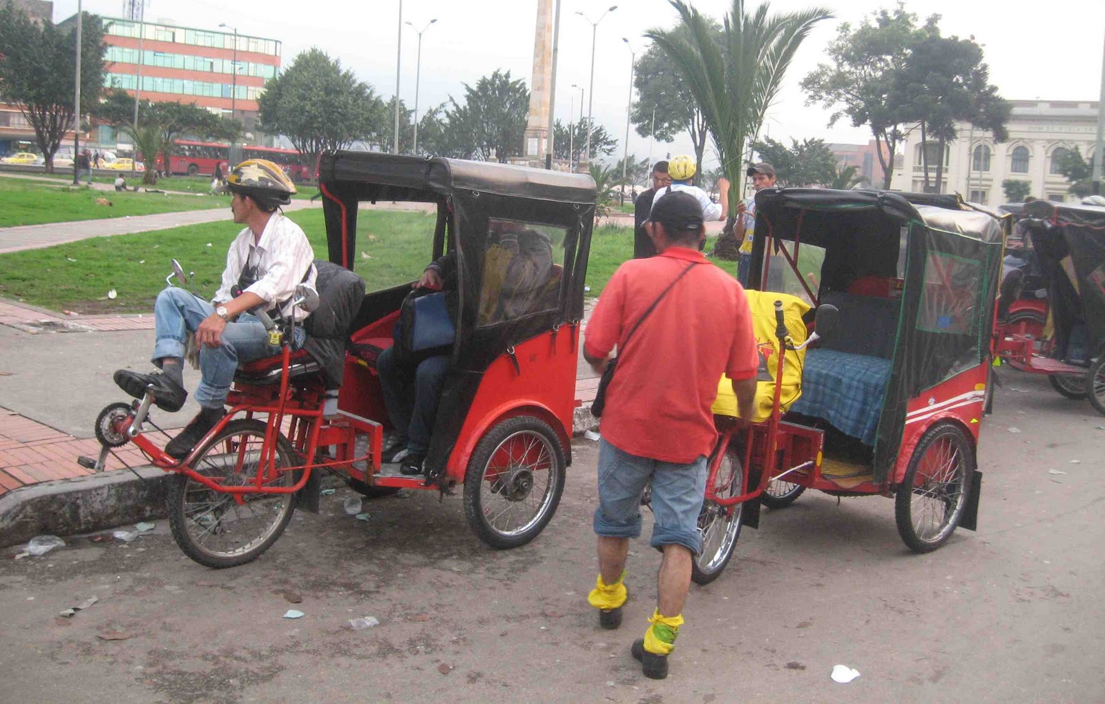 MikesBogotaBikeBlog: The Bicitaxistas Fight for their Right to Pedal!