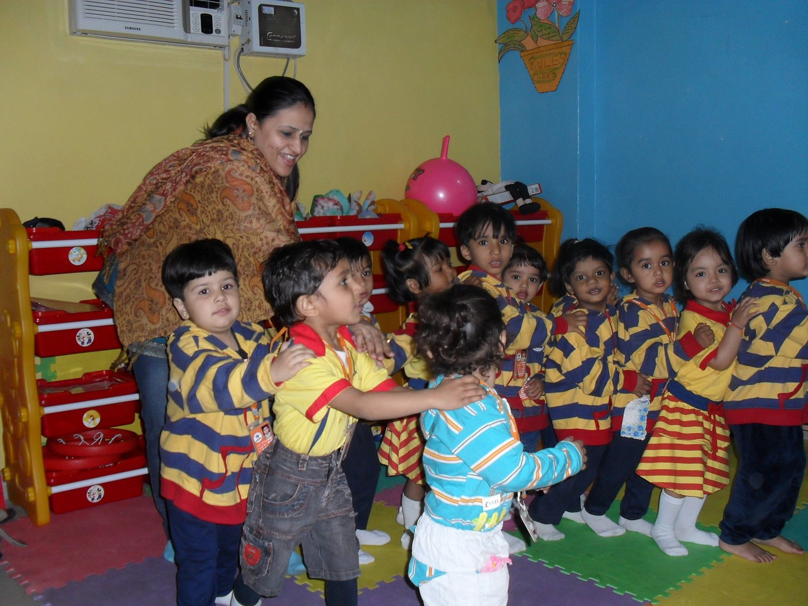 Kidzee Malka Ganj: Kids Forming Train