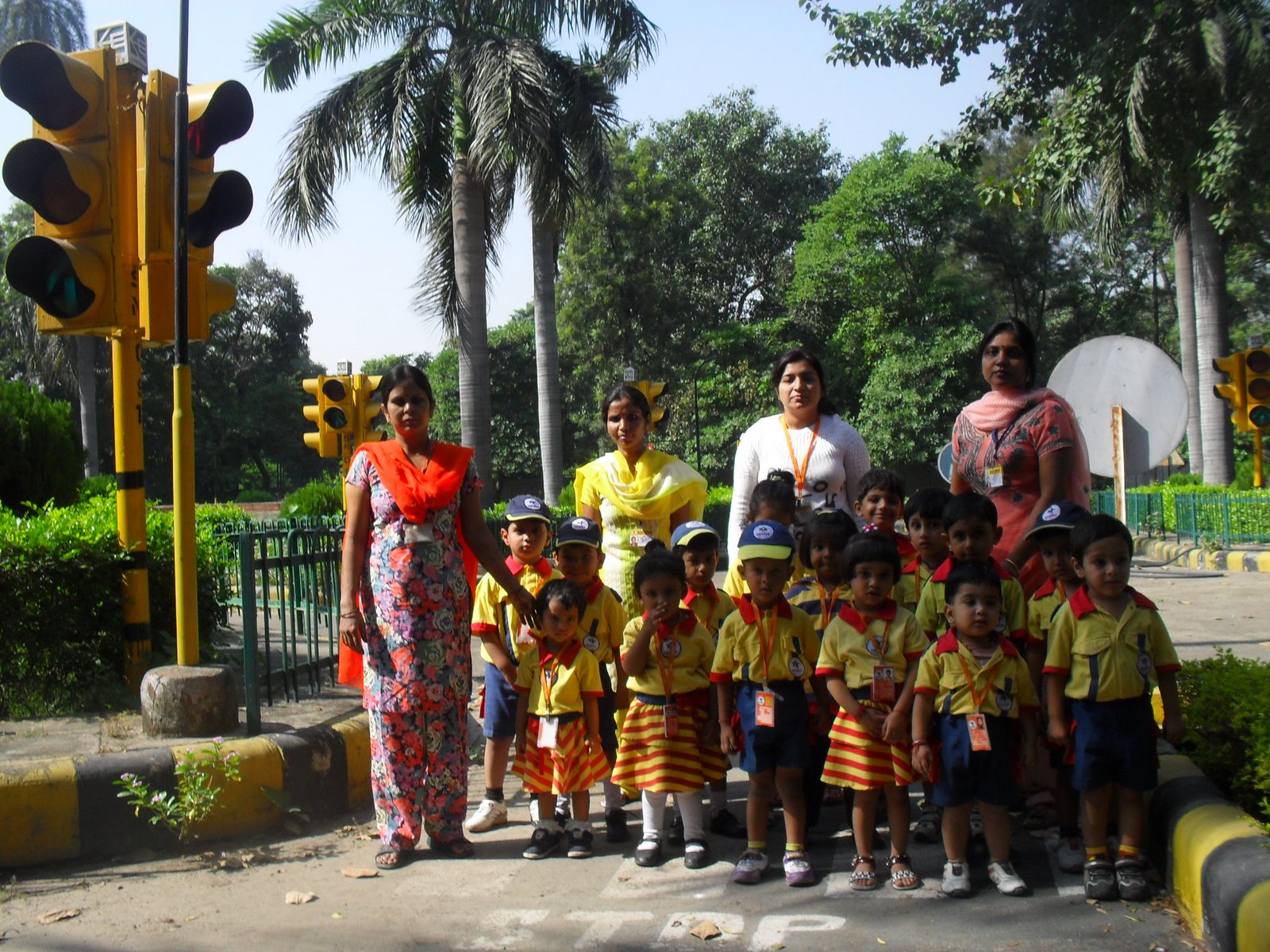 Kidzee Malka Ganj: Traffic Signal Park - Visit