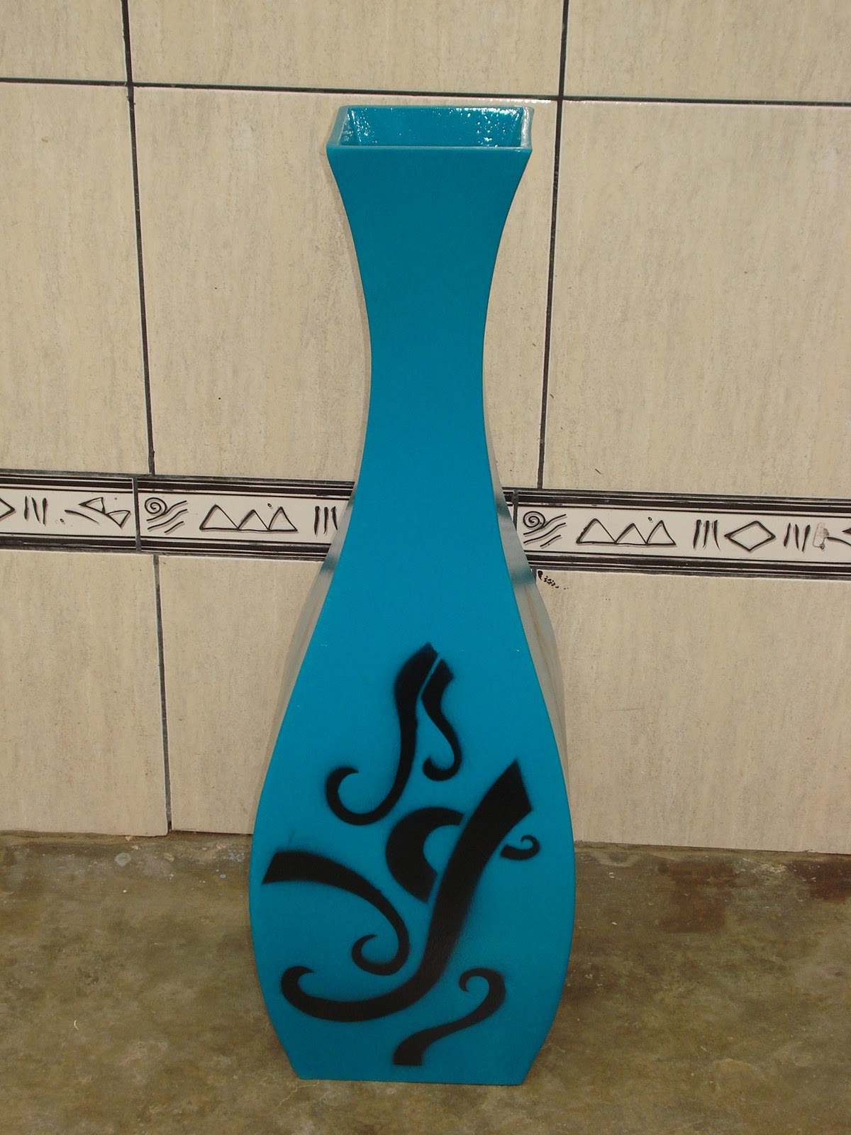 MANUEL VILCHEZ: JARRONES DE MADERA CON DISEÑO