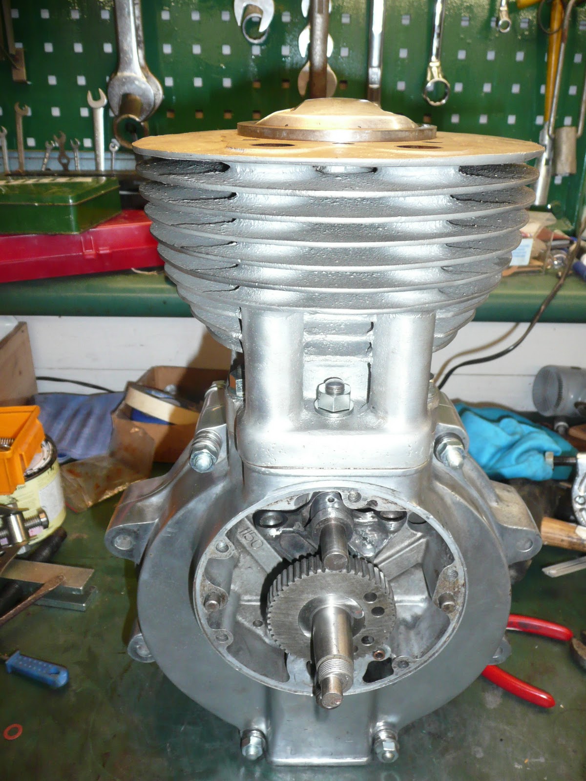 Beveldrive: Ariel HS Engine build up #1.