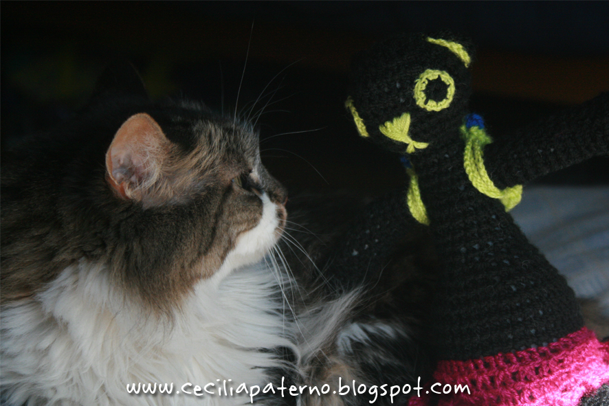 C! : Gatu con mochila y pollera