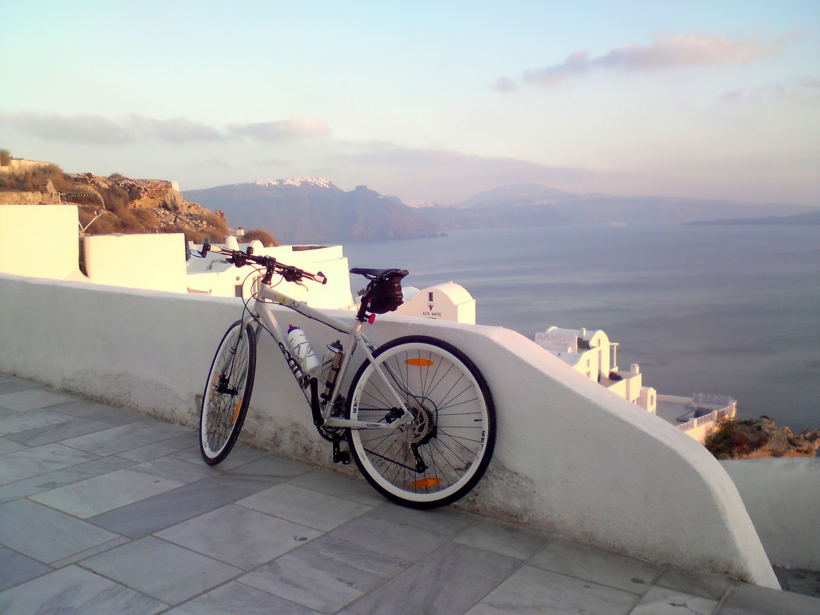 Cycling Santorini: ΜΙΑ ΗΛΙΟΛΟΥΣΤΗ ΠΟΔΗΛΑΤΙΚΗ ΗΜΕΡΑ ΣΤΗ ΣΑΝΤΟΡΙΝΗ