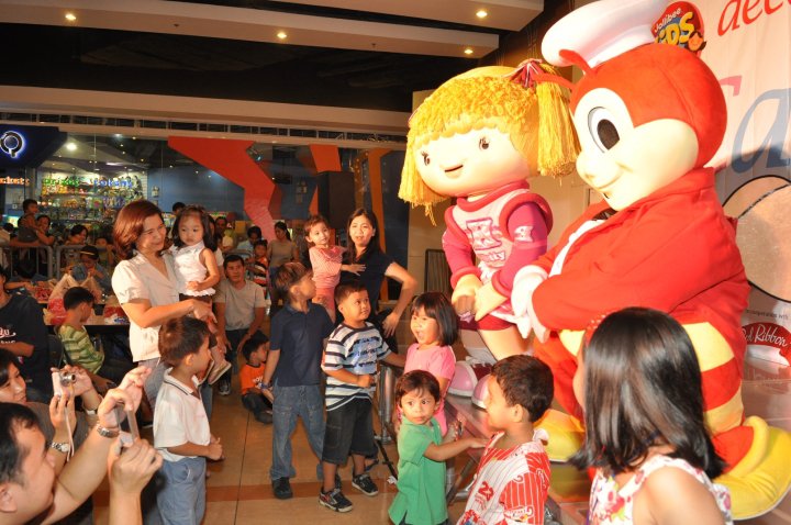 Reveal & Share!: At Jollibee there are good friends like Cristy...