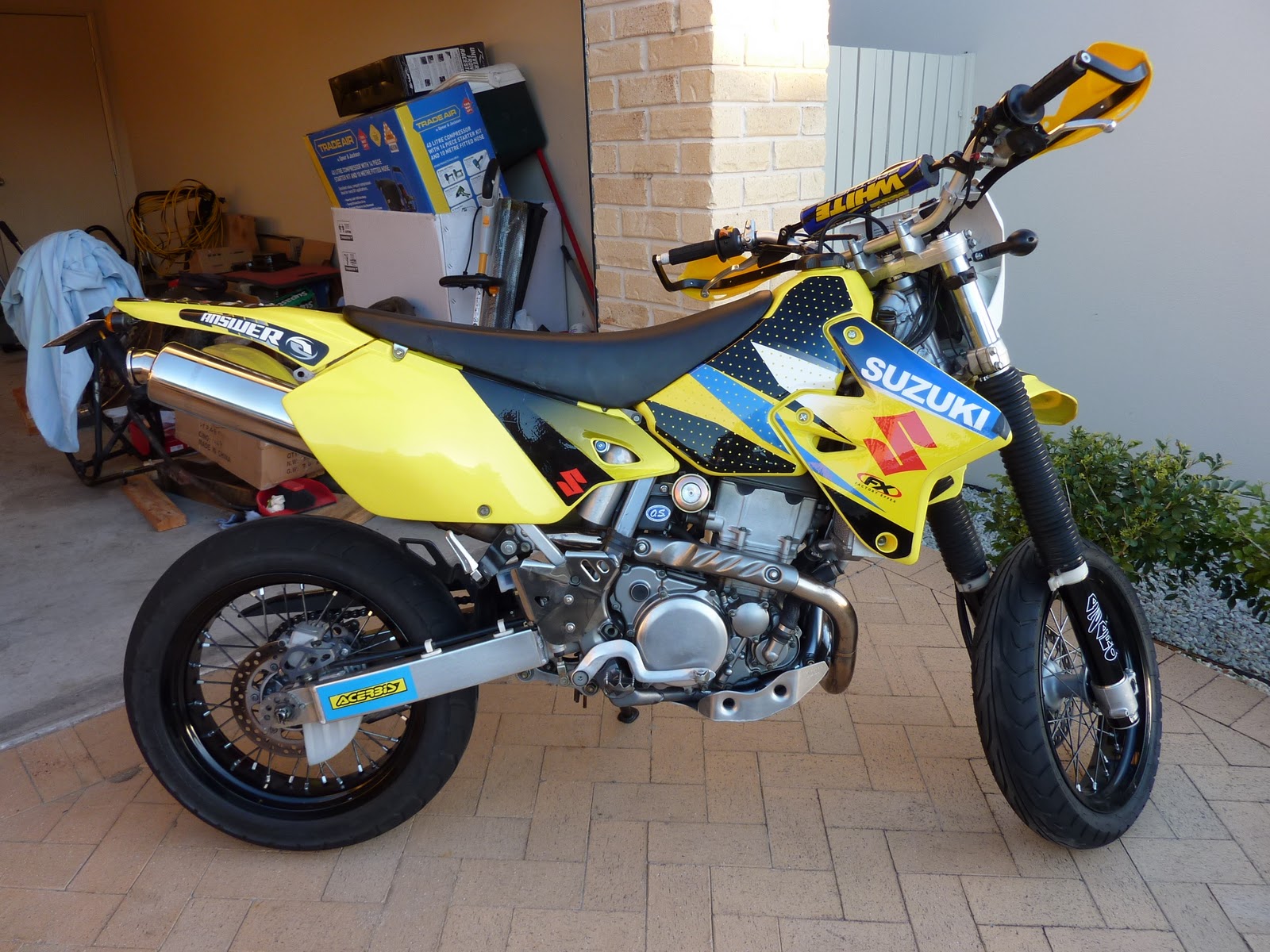 BikeTech7: Supermoto fun - DRZ style.