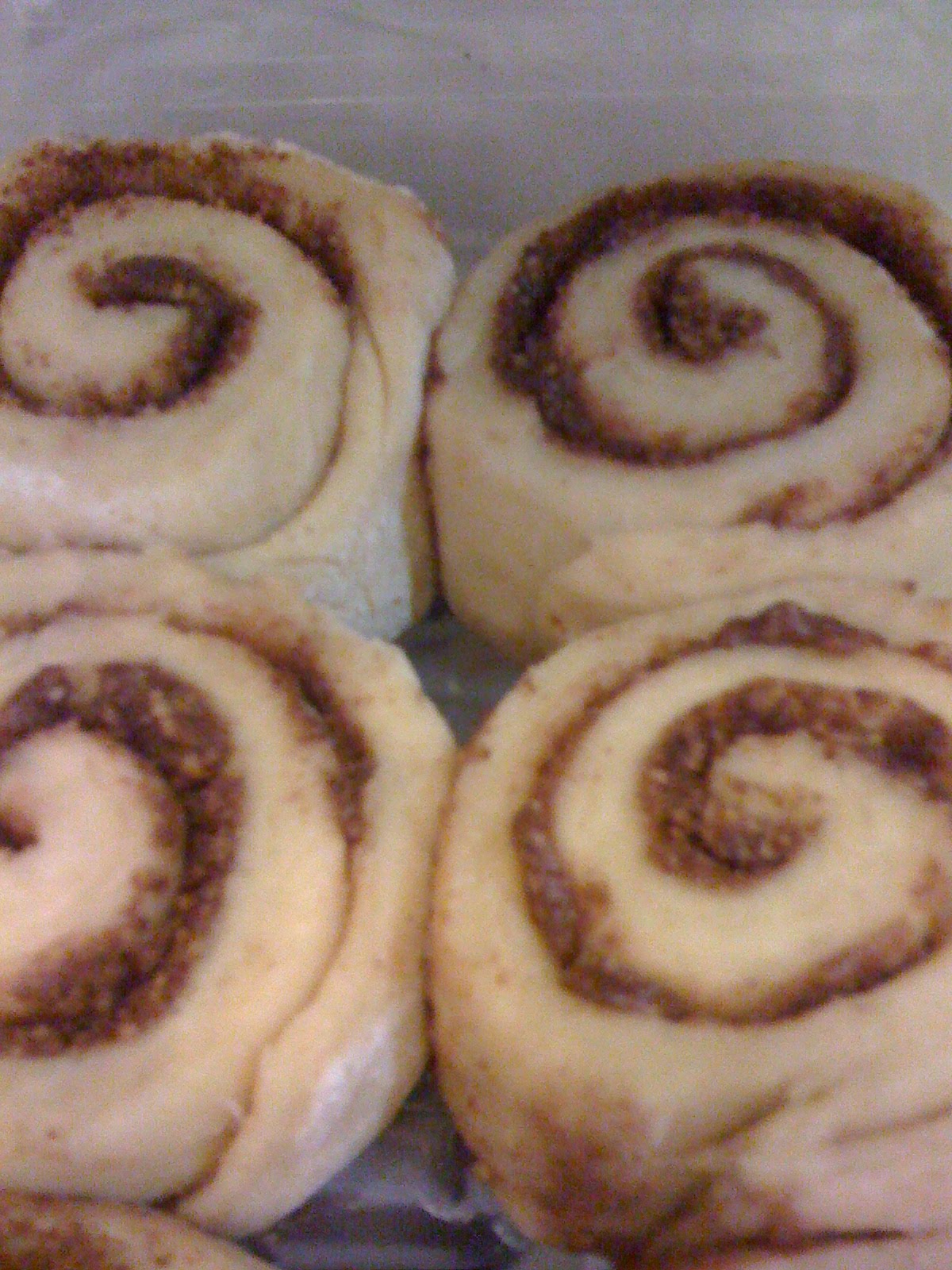 cakegrrl.blogspot.com: SINnamon Rolls with White Chocolate Buttercream