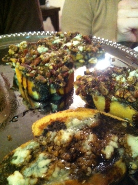 cakegrrl.blogspot.com: Bleu Cheese Pecan Bread with Balsamic Reduction ...