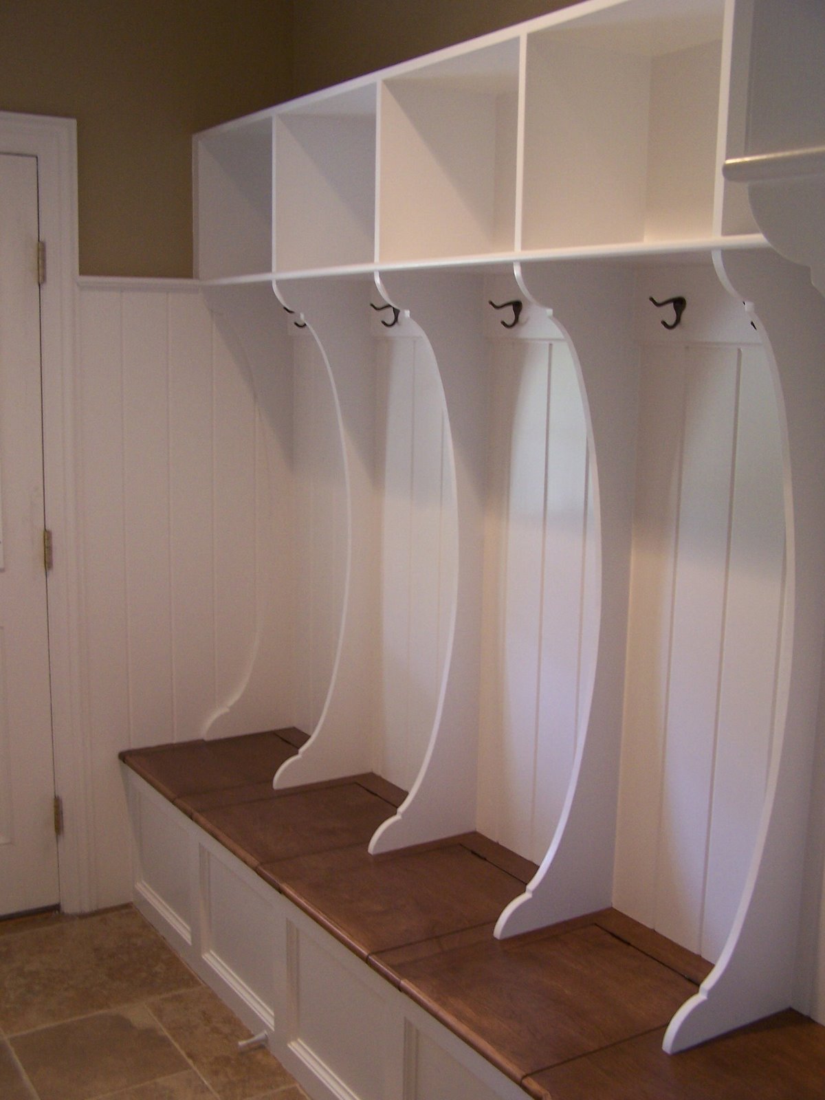 Awesome Mudroom Lockers With Bench for Small Space - Decorationery