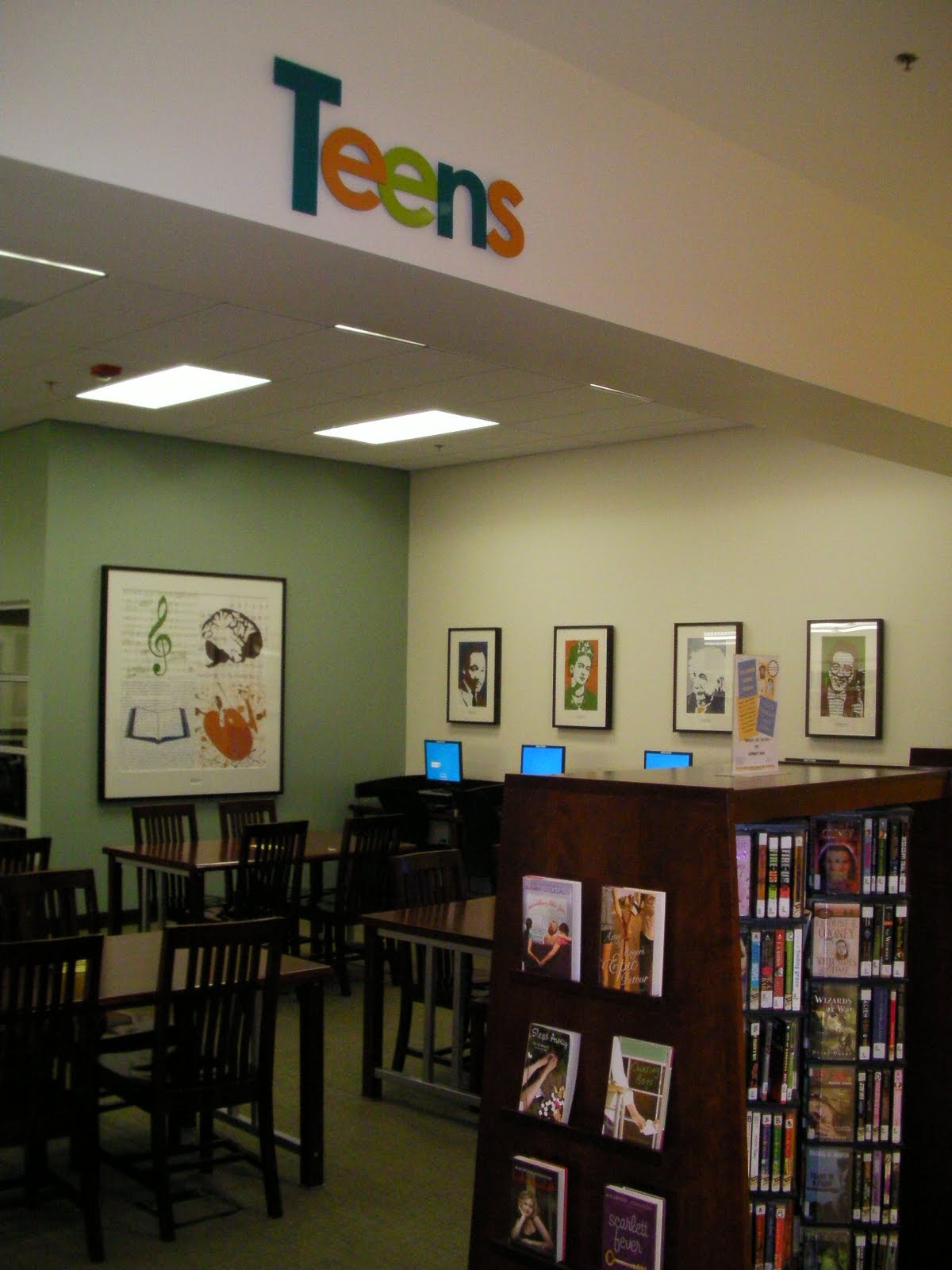 LIBRARY LIONS : ROAR FOR LIBRARIES