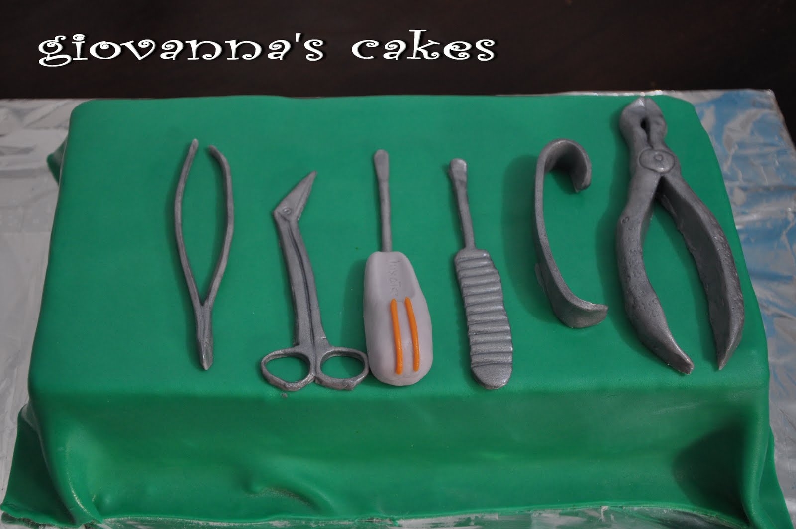 giovanna's cakes: maxillofacial surgery tools cake