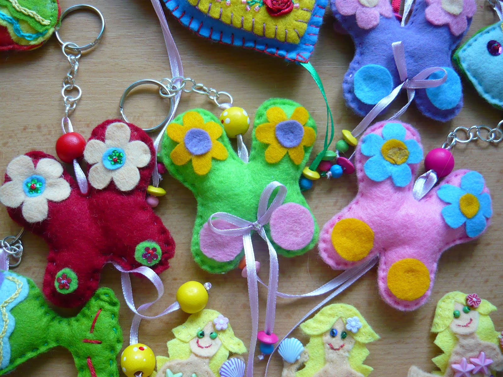 Hainute Colorate...: Creatii din fetru,bratari textile,gentute brodate