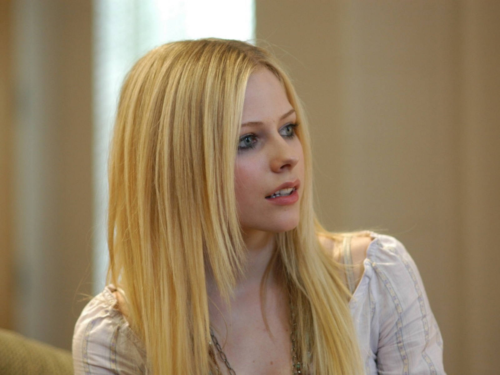Desktop Wallpaper: Avril Lavigne Looks So Cute HD Wallpaper