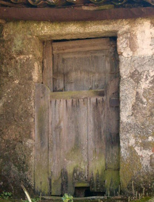 Terrenho: PORTAS COM POSTIGO