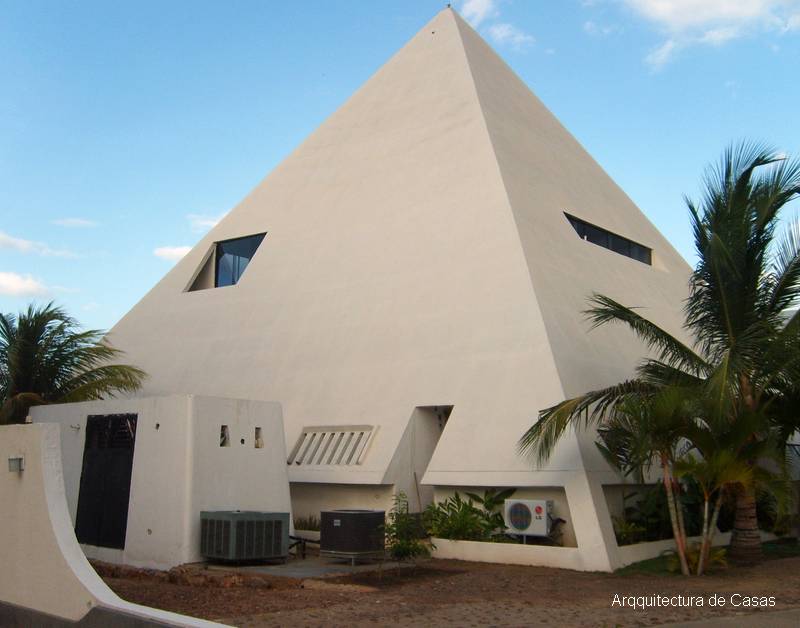 Arquitectura de Casas: Residencia moderna con forma de pirámide en ...