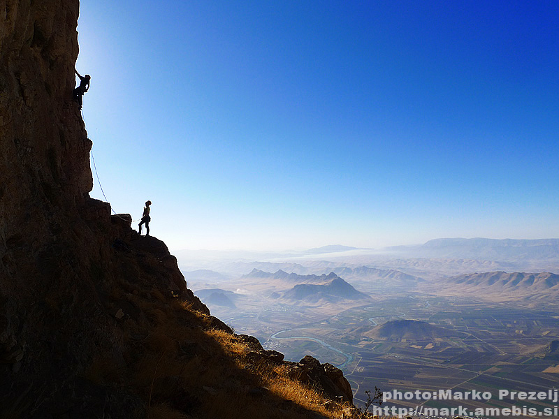 ΠΕΦΤΟΝΤΑΣ: Φωτογραφίες του Marko Prezelj από το Bisotun Wall, Iran.