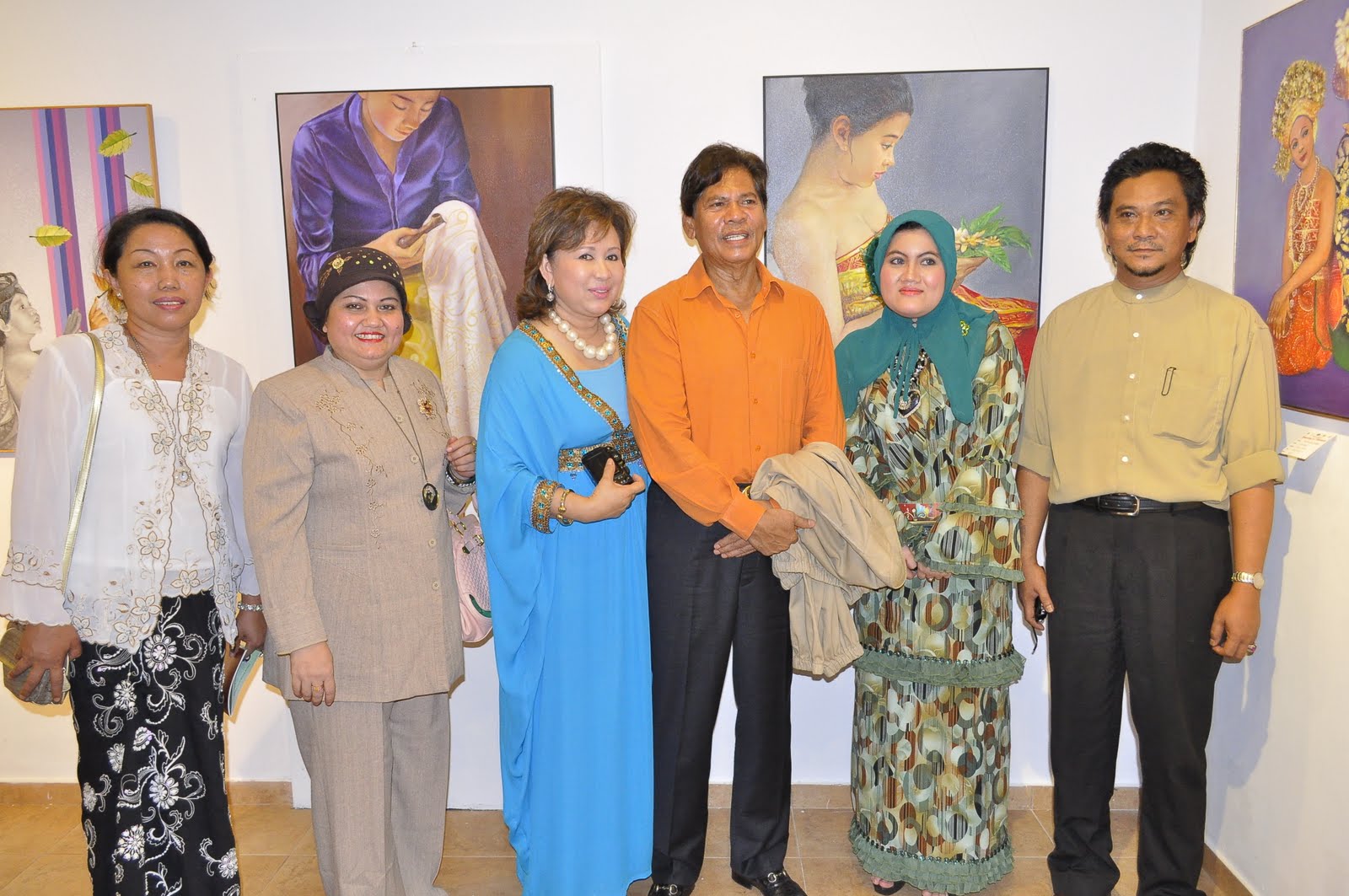 Dari kiri: Madam Jennifer, Bonda Raja Fauziah,Dato' Raja Noora Ashikin ...