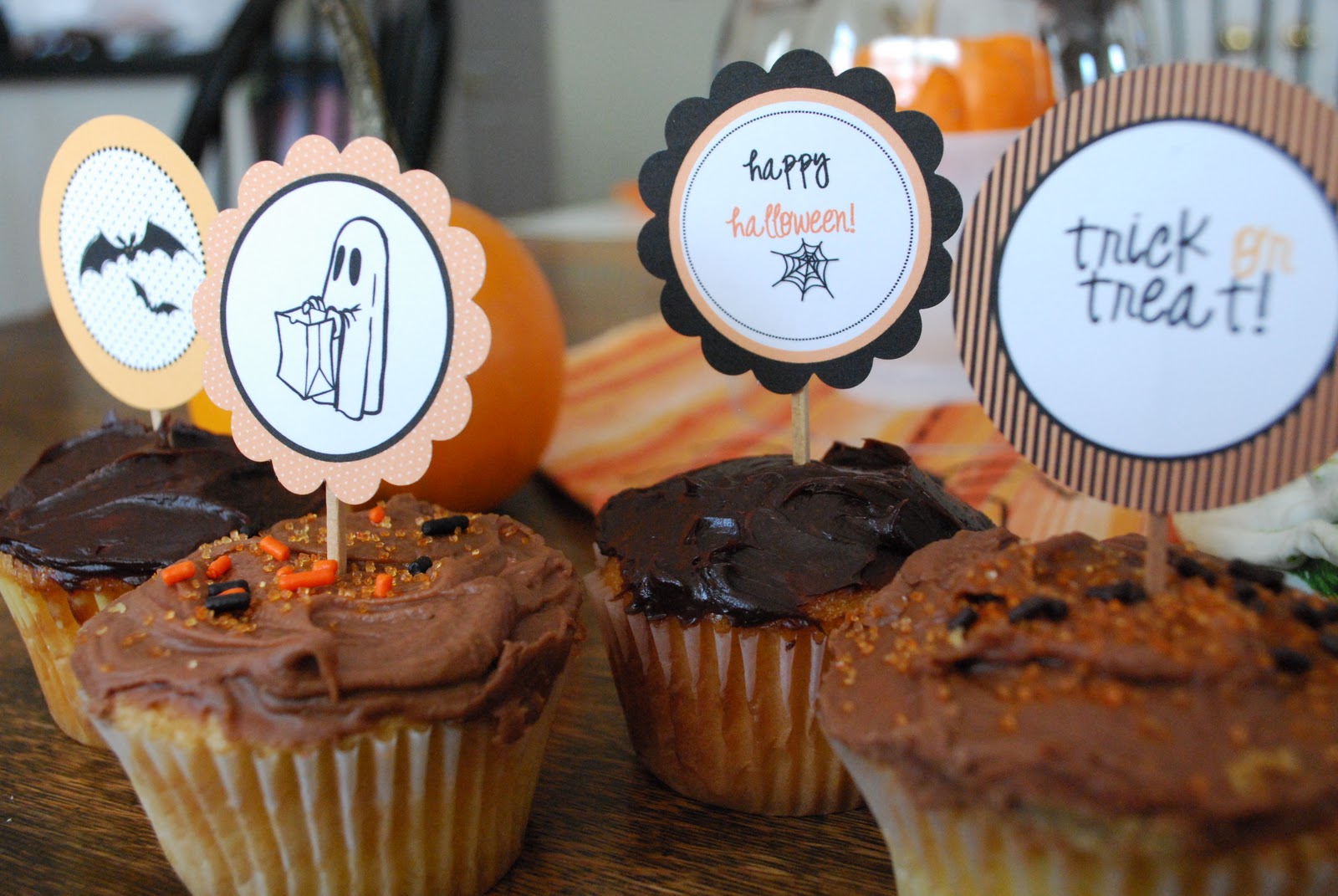 Tulip and Turnip: Free Printable Halloween Circle Tags or Cupcake Toppers