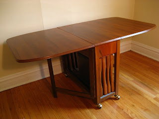 flatout design: Self-Storing Dining Set