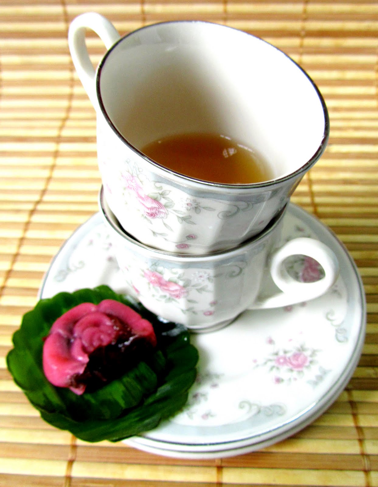 DELIAH'S DELI: NYONYA FARE : angkoo kueh...but in rose mould & pink in ...