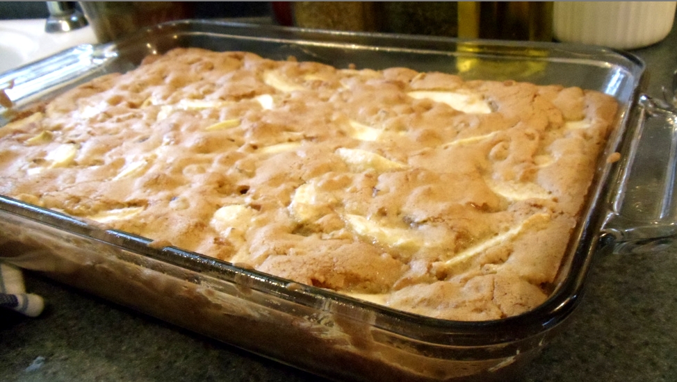 Chunky Cinnammon Apple Cake...Mmmm... Smells lovely! Add your favorite ...