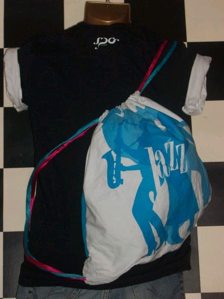 BLOG: CrEAte a bACkpaCk wITh 2 t-SHirts