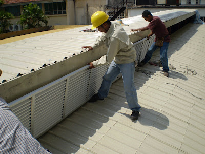 HOUSE GRIL: MEMASANG BUMBUNG METAL DECK & TINGKAP SISIP ANGIN ALUMINIUM