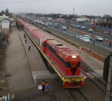 PÁGINA UM: COMBOIO ESTÁ A CHEGAR A MALANGE (Angola)