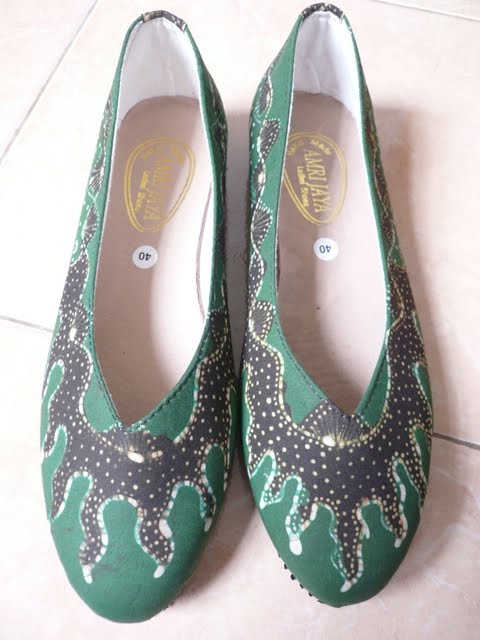Collaboration Shop: Sepatu Batik Motif Api Green Edition