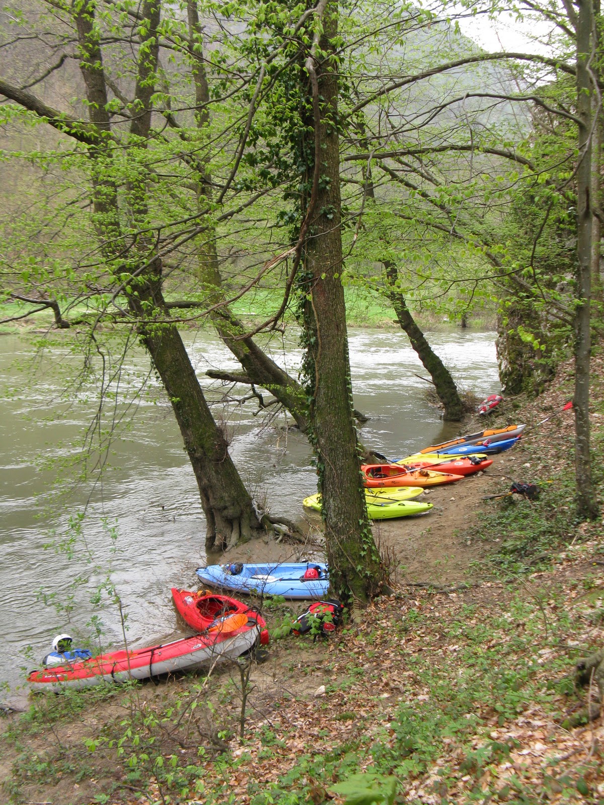 Cu caiacele pe Raul Nera, 8 aprilie – Romania vazuta din caiac