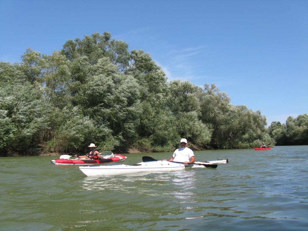 Tură pe râul Timiş, 65 km, România – Serbia – Romania vazuta din caiac