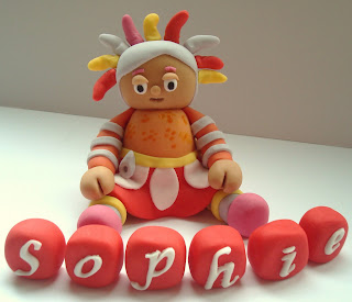 Fashion cake: upsy daisy cake topper